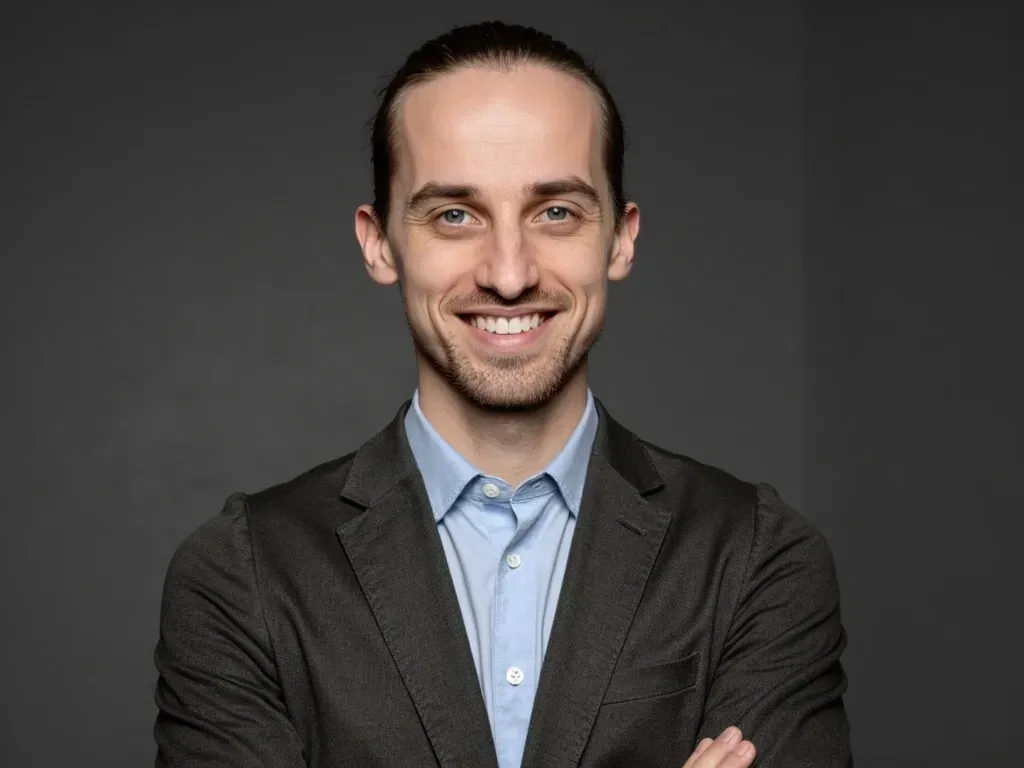 HeadShotlyAI | Studio-Quality Professional Headshots in Minutes
